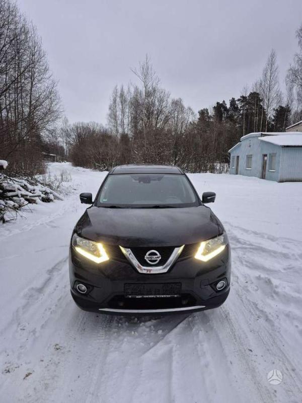 Black Nissan X-Trail 2015 in Rokiskis, with an engine capacity of 1.60 L and mileage of 284 thousand km for 8300 €, photo 3 on AUTOMOTO.COM.LV