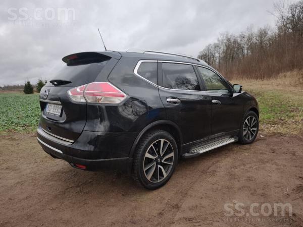 Black Nissan X-Trail 2016 in Ogre, with an engine capacity of 1.60 L and mileage of 210 thousand km for 10200 €, photo 5 on AUTOMOTO.COM.LV