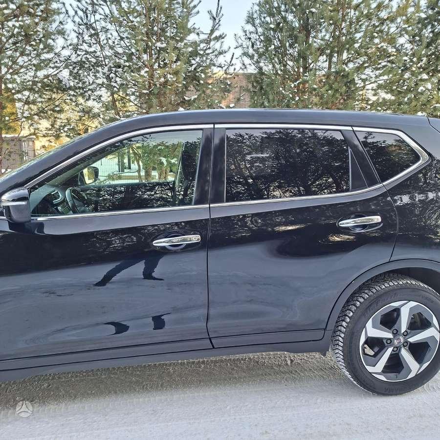 Black Nissan X-Trail 2017 in Panevezys, with an engine capacity of 1.60 L and mileage of 86 thousand km for 11900 €, photo 3 on AUTOMOTO.COM.LV