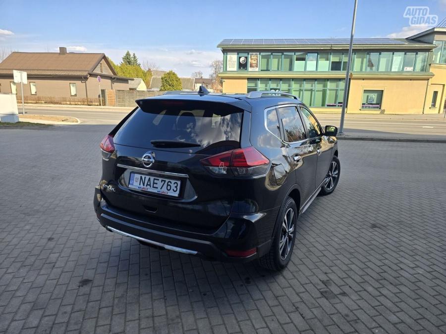 Black Nissan X-Trail 2017 in Vilnius, with an engine capacity of 1.60 L and mileage of 253 thousand km for 11500 €, photo 3 on AUTOMOTO.COM.LV
