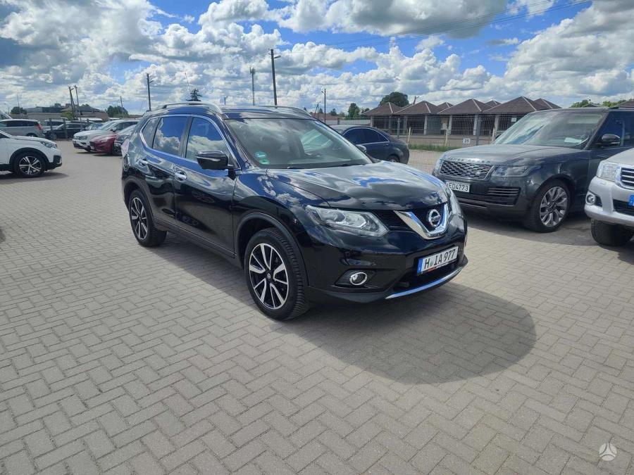 Black Nissan X-Trail 2017 in Taurage, with an engine capacity of 1.60 L and mileage of 155 thousand km for 10550 €, photo 3 on AUTOMOTO.COM.LV