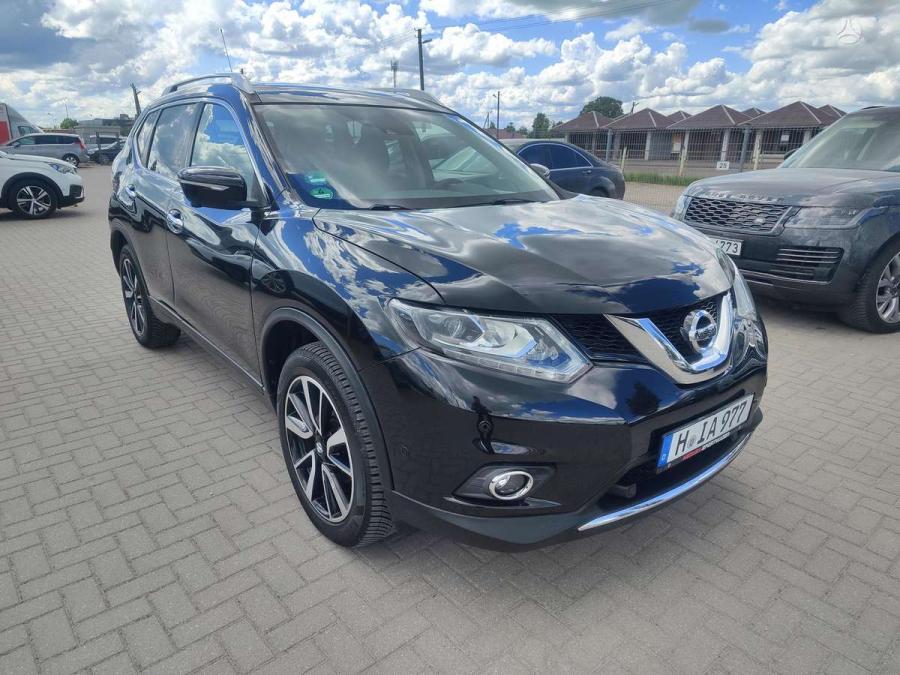 Black Nissan X-Trail 2017 in Taurage, with an engine capacity of 1.60 L and mileage of 155 thousand km for 10550 €, photo 4 on AUTOMOTO.COM.LV