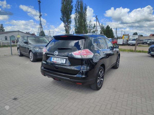 Black Nissan X-Trail 2017 in Taurage, with an engine capacity of 1.60 L and mileage of 155 thousand km for 10550 €, photo 5 on AUTOMOTO.COM.LV
