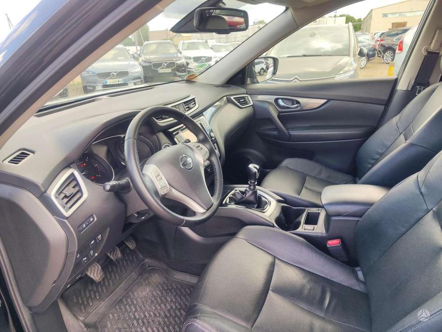 Black Nissan X-Trail 2017 in Taurage, with an engine capacity of 1.60 L and mileage of 155 thousand km for 10550 €, photo 11 on AUTOMOTO.COM.LV