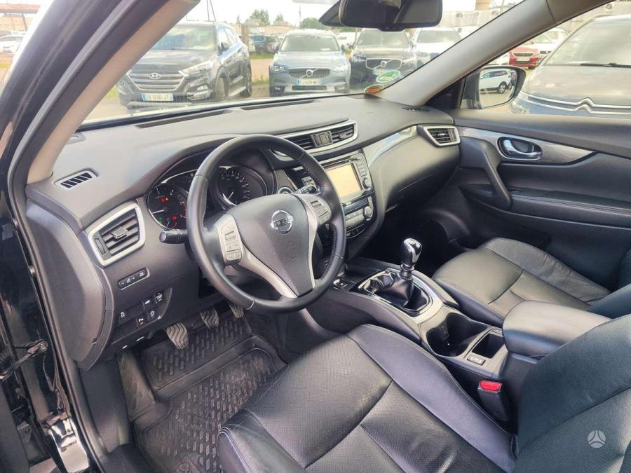 Black Nissan X-Trail 2017 in Taurage, with an engine capacity of 1.60 L and mileage of 155 thousand km for 10550 €, photo 12 on AUTOMOTO.COM.LV