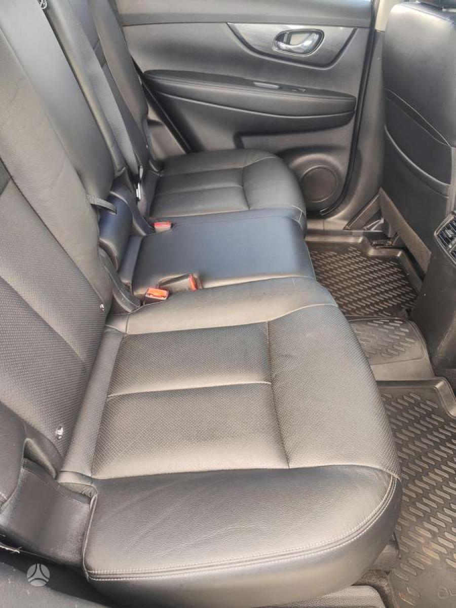 Black Nissan X-Trail 2017 in Taurage, with an engine capacity of 1.60 L and mileage of 155 thousand km for 10550 €, photo 15 on AUTOMOTO.COM.LV