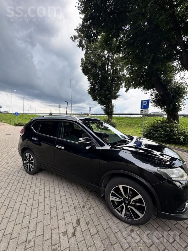 Black Nissan X-Trail 2017 in Daugavpils, with an engine capacity of 1.60 L and mileage of 173 thousand km for 11000 €, photo 3 on AUTOMOTO.COM.LV