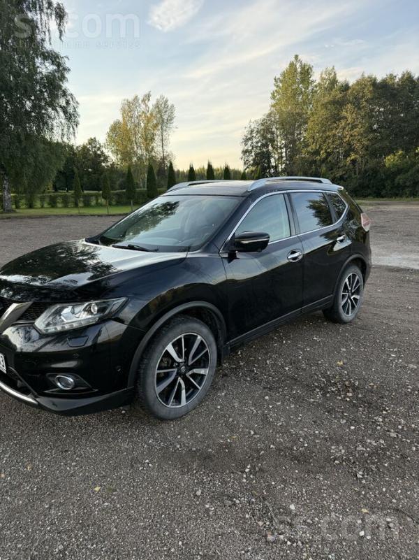 Black Nissan X-Trail 2017 in Gulbene, with an engine capacity of 1.60 L and mileage of 337 thousand km for 6990 €, photo 3 on AUTOMOTO.COM.LV