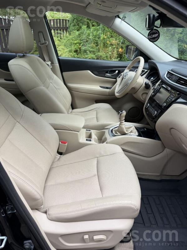 Black Nissan X-Trail 2017 in Riga, with an engine capacity of 1.60 L and mileage of 133 thousand km for 12000 €, photo 6 on AUTOMOTO.COM.LV