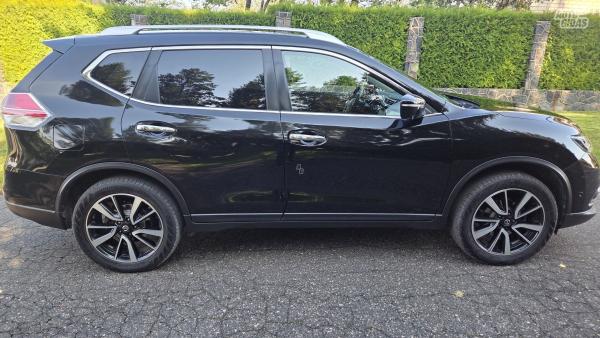 Black Nissan X-Trail 2017 in Taurage, with an engine capacity of 1.60 L and mileage of 218 thousand km for 8900 €, photo 9 on AUTOMOTO.COM.LV