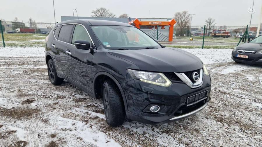 Black Nissan X-Trail 2017 in Marijampole, with an engine capacity of 2.00 L and mileage of 270 thousand km for 10100 €, photo 4 on AUTOMOTO.COM.LV