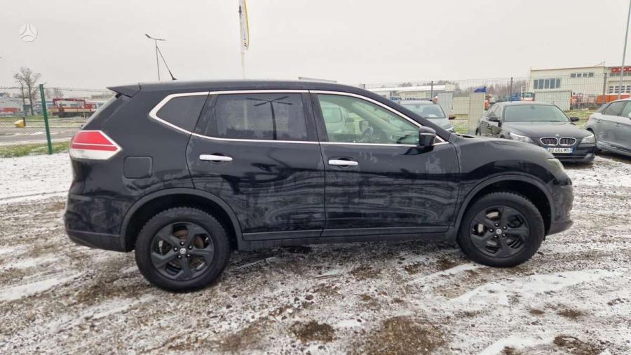 Black Nissan X-Trail 2017 in Marijampole, with an engine capacity of 2.00 L and mileage of 270 thousand km for 10100 €, photo 5 on AUTOMOTO.COM.LV