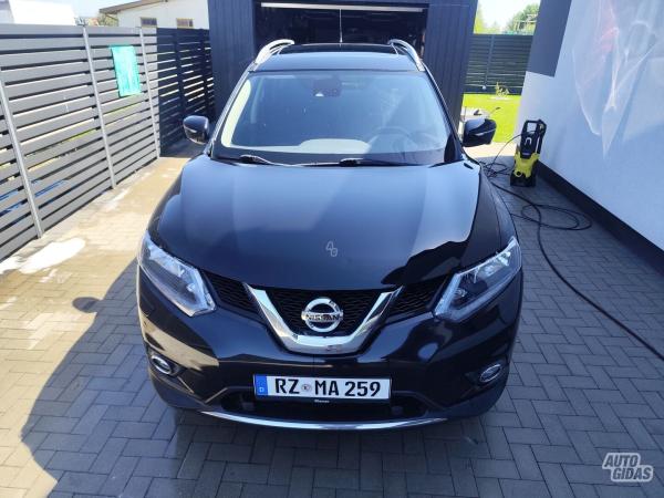 Black Nissan X-Trail 2017 in Klaipeda, with an engine capacity of 1.60 L and mileage of 218 thousand km for 7777 €, photo 4 on AUTOMOTO.COM.LV