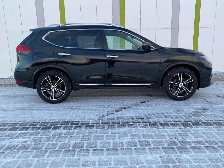 Black Nissan X-Trail 2018 in Raseiniai, with an engine capacity of 1.60 L and mileage of 170 thousand km for 12900 €, photo 2 on AUTOMOTO.COM.LV