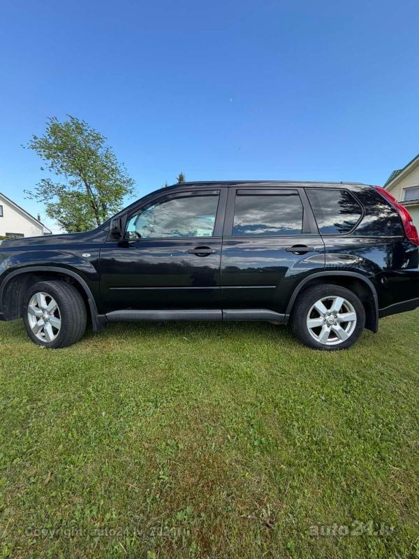 Black Nissan X-Trail 2008 in Viljandi, with an engine capacity of 2.00 L and mileage of 233 thousand km for 2999 €, photo 3 on AUTOMOTO.COM.LV