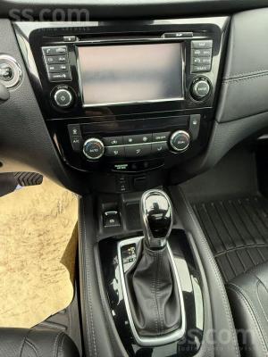 Black Nissan X-Trail 2018 in Riga, with an engine capacity of 2.00 L and mileage of 185 thousand km for 15900 €, photo 5 on AUTOMOTO.COM.LV