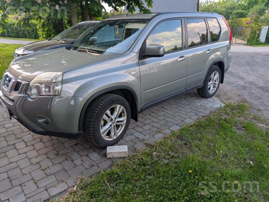 Green Nissan X-Trail 2011 in Riga, with an engine capacity of 2.00 L and mileage of 330 thousand km for 5500 €, photo 1 on AUTOMOTO.COM.LV