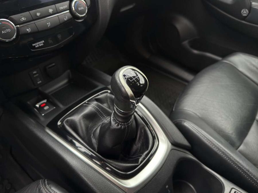 Green Nissan X-Trail 2016 in Kaunas, with an engine capacity of 1.60 L and mileage of 251 thousand km for 10799 €, photo 14 on AUTOMOTO.COM.LV