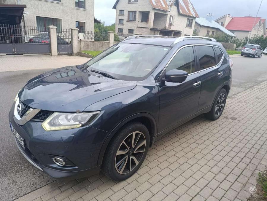 Green Nissan X-Trail 2016 in Klaipeda, with an engine capacity of 1.60 L and mileage of 248 thousand km for 10300 €, photo 1 on AUTOMOTO.COM.LV