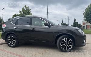 Green Nissan X-Trail 2017 in Riga, with an engine capacity of 1.60 L and mileage of 208 thousand km for 10490 €, photo 4 on AUTOMOTO.COM.LV