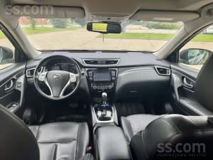 Green Nissan X-Trail 2017 in Riga, with an engine capacity of 1.60 L and mileage of 208 thousand km for 10490 €, photo 7 on AUTOMOTO.COM.LV