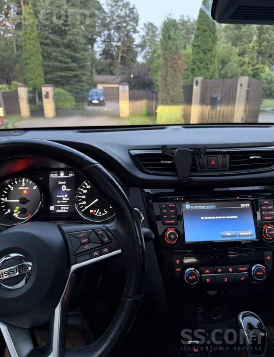 Green Nissan X-Trail 2018 in Riga, with an engine capacity of 2.00 L and mileage of 175 thousand km for 14900 €, photo 6 on AUTOMOTO.COM.LV