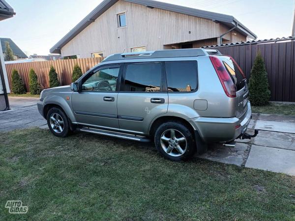 Pelēks Nissan X-Trail 2003 Alīta, ar dzinēja tilpumu 2.20 L un nobraukumu 246 tūkst. km par 2000 €, foto 1 vietnē AUTOMOTO.COM.LV