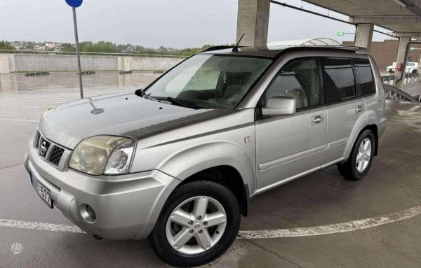 Pelēks Nissan X-Trail 2004 Viļņa, ar dzinēja tilpumu 2.20 L un nobraukumu 300 tūkst. km par 950 €, foto 1 vietnē AUTOMOTO.COM.LV