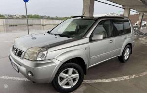 Pelēks Nissan X-Trail 2004 Viļņa, ar dzinēja tilpumu 2.20 L un nobraukumu 300 tūkst. km par 950 €, foto  vietnē AUTOMOTO.COM.LV