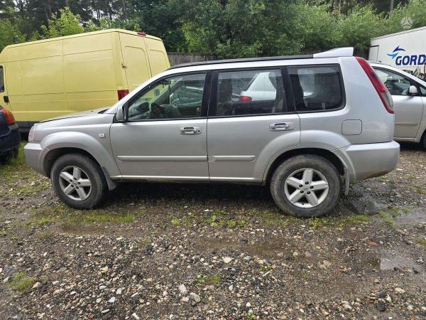 Grey Nissan X-Trail 2004 in Vilnius, with an engine capacity of 2.18 L and mileage of 382 thousand km for 1000 €, photo 3 on AUTOMOTO.COM.LV