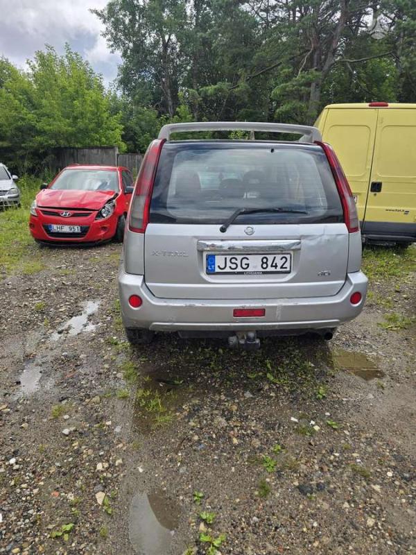 Grey Nissan X-Trail 2004 in Vilnius, with an engine capacity of 2.18 L and mileage of 382 thousand km for 1000 €, photo 5 on AUTOMOTO.COM.LV