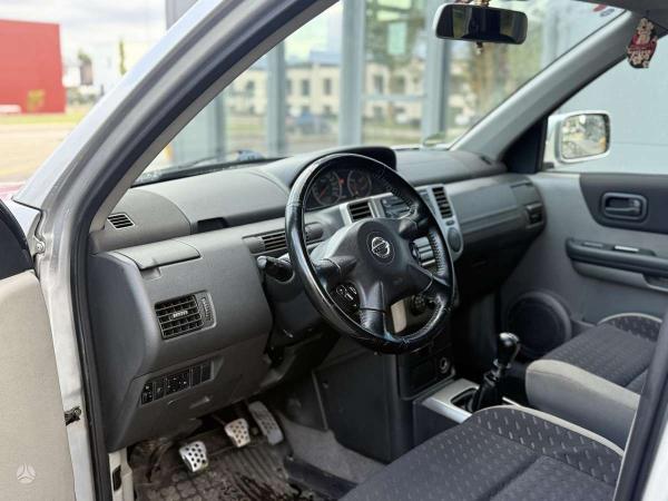 Pelēks Nissan X-Trail 2004 Viļņa, ar dzinēja tilpumu 2.18 L un nobraukumu 260 tūkst. km par 1950 €, foto 5 vietnē AUTOMOTO.COM.LV