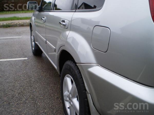 Pelēks Nissan X-Trail 2004 Daugavpils, ar dzinēja tilpumu 2.20 L un nobraukumu 294 tūkst. km par 1750 €, foto 4 vietnē AUTOMOTO.COM.LV