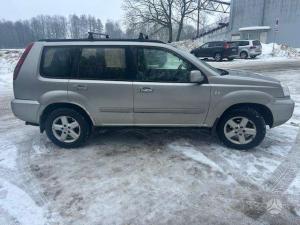 Grey Nissan X-Trail 2005 in Gargzdai, with an engine capacity of 2.18 L and mileage of 399 thousand km for 1950 €, photo 3 on AUTOMOTO.COM.LV