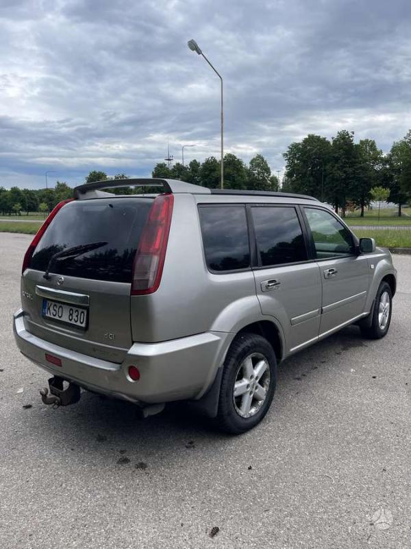 Pelēks Nissan X-Trail 2005 Kauņa, ar dzinēja tilpumu 2.18 L un nobraukumu 300 tūkst. km par 1400 €, foto 5 vietnē AUTOMOTO.COM.LV