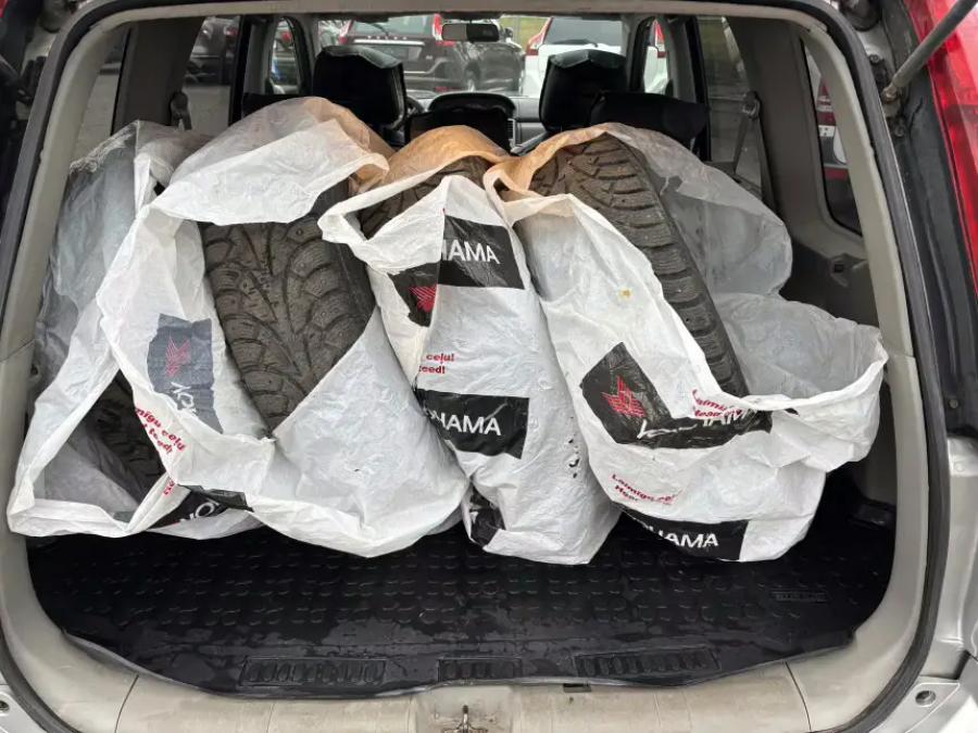Grey Nissan X-Trail 2007 in Liepaja, with an engine capacity of 2.20 L and mileage of 284 thousand km for 2500 €, photo 9 on AUTOMOTO.COM.LV