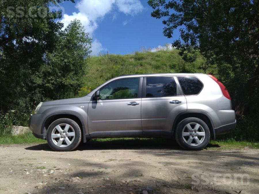Grey Nissan X-Trail 2009 in Riga, with an engine capacity of 2.50 L and mileage of 221 thousand km for 3777 €, photo 1 on AUTOMOTO.COM.LV