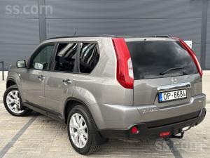 Grey Nissan X-Trail 2013 in Riga, with an engine capacity of 2.00 L and mileage of 357 thousand km for 8200 €, photo 4 on AUTOMOTO.COM.LV