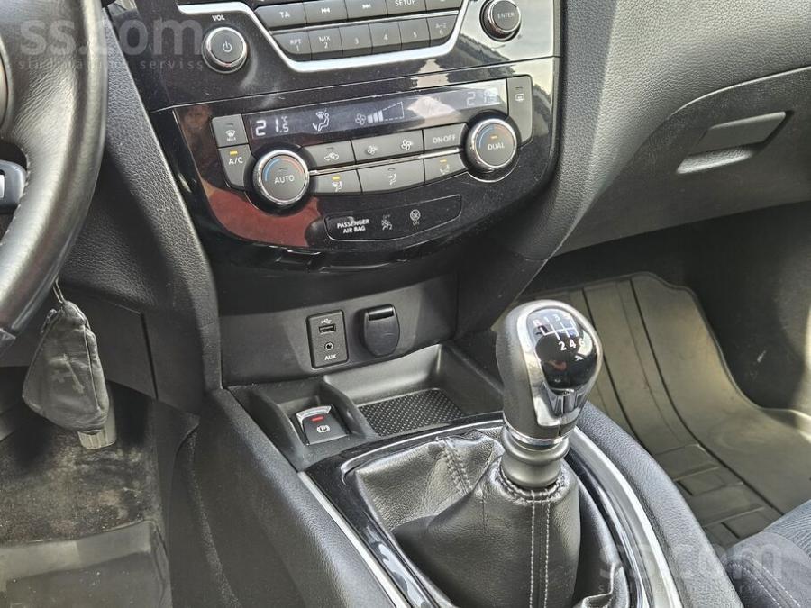Grey Nissan X-Trail 2015 in Riga, with an engine capacity of 1.60 L and mileage of 186 thousand km for 7400 €, photo 14 on AUTOMOTO.COM.LV