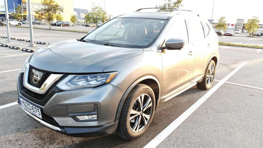 Grey Nissan X-Trail 2017 in Vilnius, with an engine capacity of 2.49 L and mileage of 121 thousand km for 12900 €, photo 1 on AUTOMOTO.COM.LV