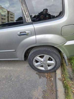 Pelēks Nissan X-Trail 2004 Varėna, ar dzinēja tilpumu 2.18 L un nobraukumu 25 tūkst. km par 1000 €, foto 4 vietnē AUTOMOTO.COM.LV