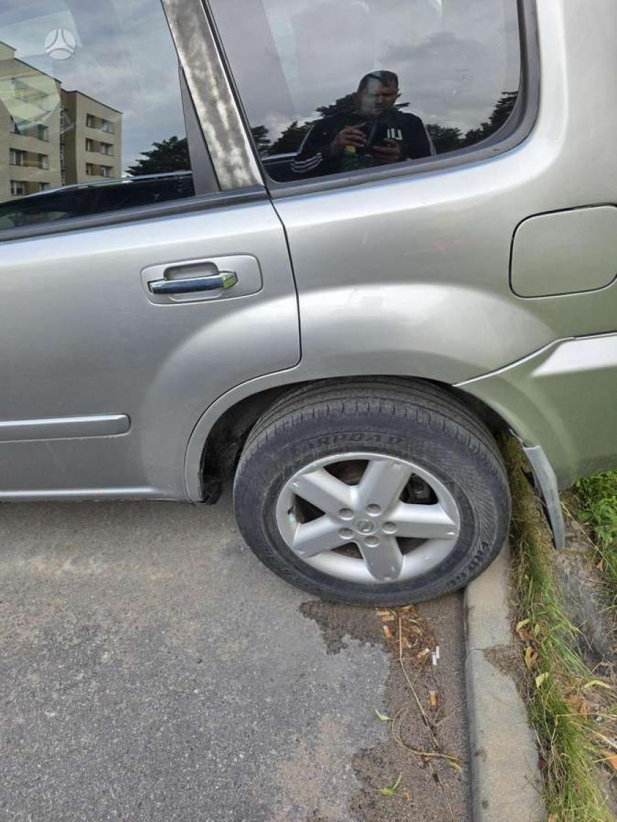 Pelēks Nissan X-Trail 2004 Varėna, ar dzinēja tilpumu 2.18 L un nobraukumu 25 tūkst. km par 1000 €, foto 4 vietnē AUTOMOTO.COM.LV