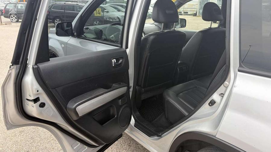 Pelēks Nissan X-Trail 2012 Marijampole, ar dzinēja tilpumu 2.00 L un nobraukumu 247 tūkst. km par 5550 €, foto 22 vietnē AUTOMOTO.COM.LV