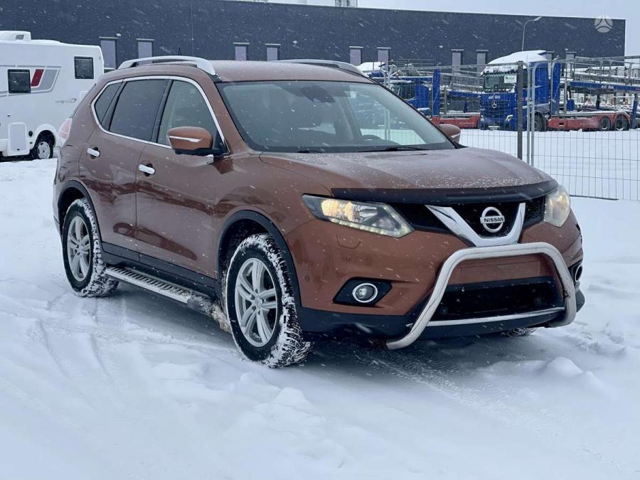 Orange Nissan X-Trail 2015 in Vilnius, with an engine capacity of 1.60 L and mileage of 190 thousand km for 7900 €, photo 1 on AUTOMOTO.COM.LV