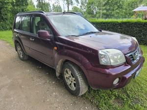 Sarkans Nissan X-Trail 2002 Viļņa, ar dzinēja tilpumu 2.20 L un nobraukumu 285 tūkst. km par 1200 €, foto  vietnē AUTOMOTO.COM.LV