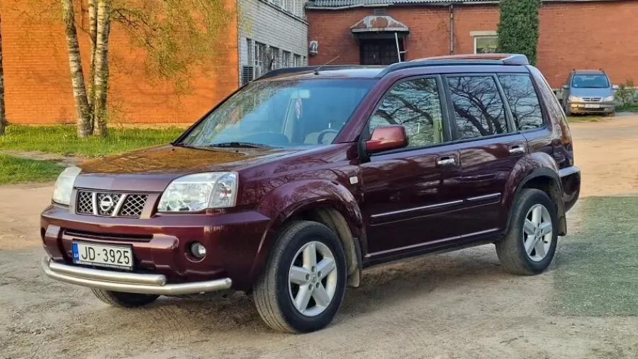 Red Nissan X-Trail 2003 in Grobiņa, with an engine capacity of 2.00 L and mileage of 351 thousand km for 2600 €, photo 3 on AUTOMOTO.COM.LV