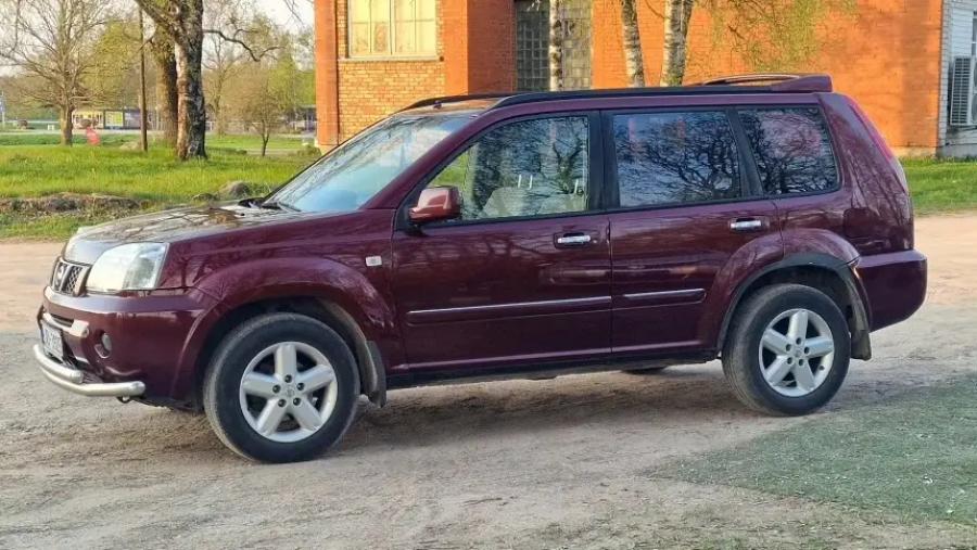 Red Nissan X-Trail 2003 in Grobiņa, with an engine capacity of 2.00 L and mileage of 351 thousand km for 2600 €, photo 4 on AUTOMOTO.COM.LV