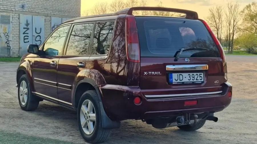 Red Nissan X-Trail 2003 in Grobiņa, with an engine capacity of 2.00 L and mileage of 351 thousand km for 2600 €, photo 5 on AUTOMOTO.COM.LV