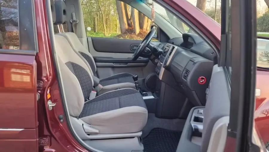 Red Nissan X-Trail 2003 in Grobiņa, with an engine capacity of 2.00 L and mileage of 351 thousand km for 2600 €, photo 9 on AUTOMOTO.COM.LV