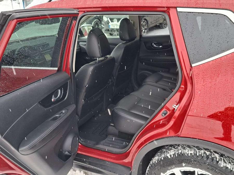 Red Nissan X-Trail 2018 in Vilnius, with an engine capacity of 1.60 L and mileage of 174 thousand km for 14900 €, photo 8 on AUTOMOTO.COM.LV